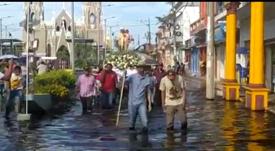 Ferviente devoción de católicos en medio del agua en Sucre, Sucre ...
