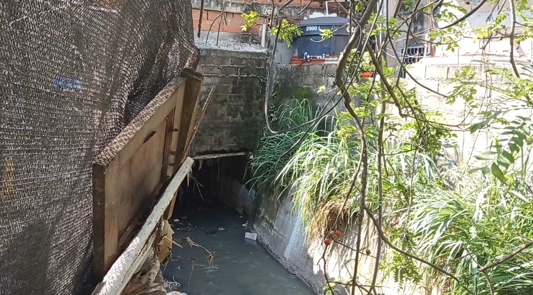 Construcción de vivienda sobre arroyo ocasiona inundaciones a dos ...