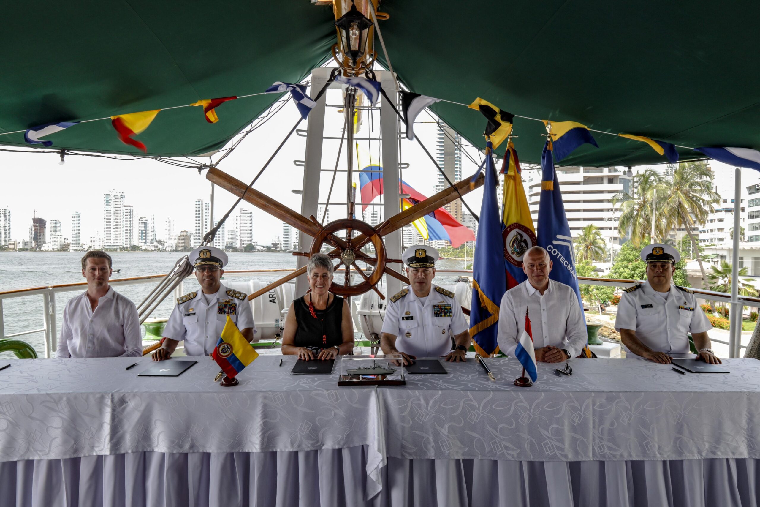 Firman contrato para la construcción de la primera Fragata de la Armada ...